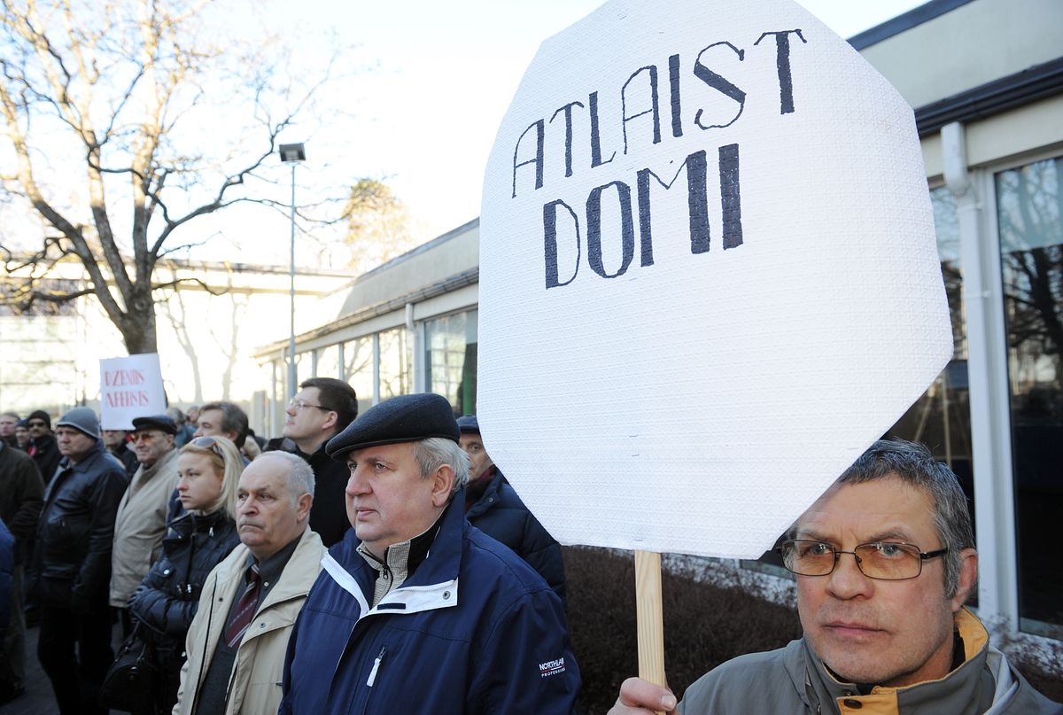 150 Jūrmalas iedzīvotāji pulcējās piketā, prasot atlaist domi :: Dienas ...